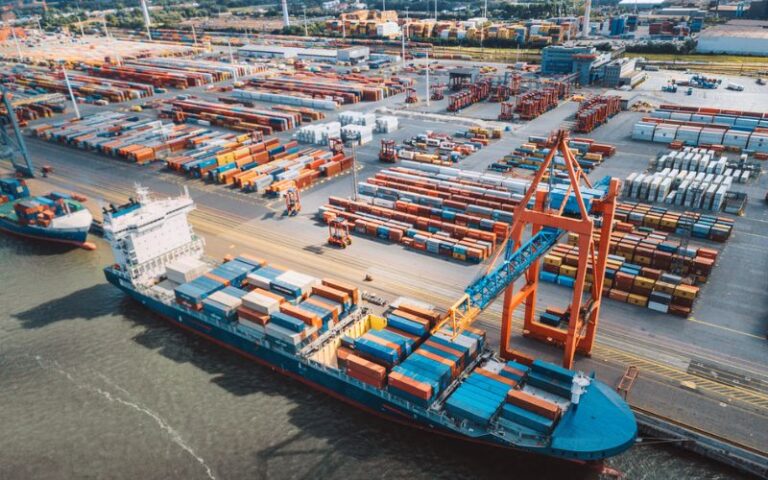 Phí CAF là gì? Cách tính và những lưu ý chủ hàng cần biết | Finlogistics